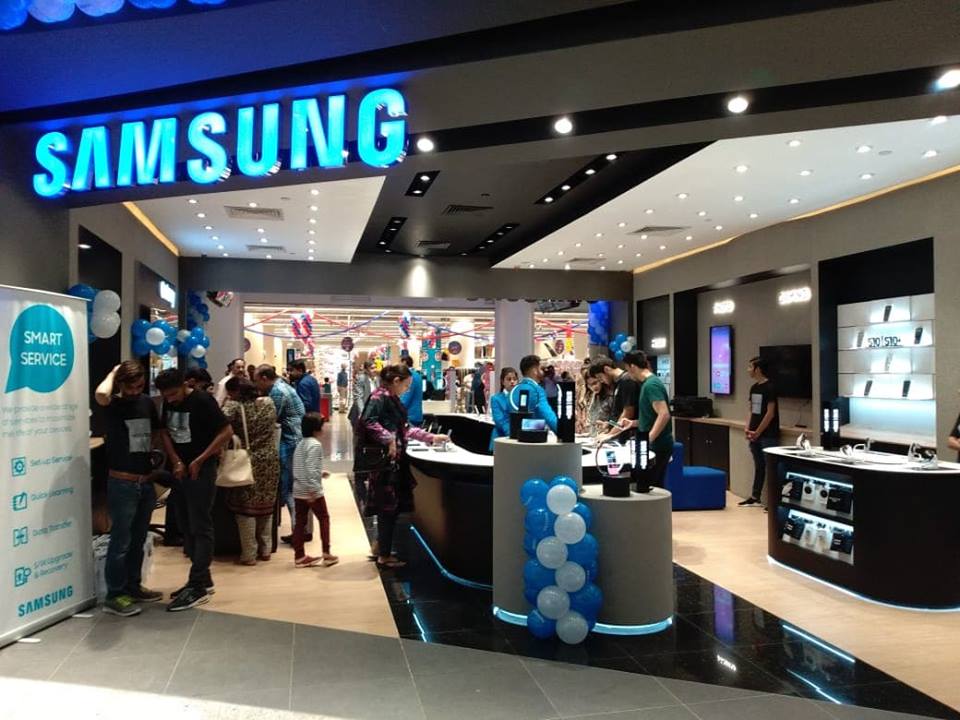 Samsung Pakistan unveils premium outlet at LuckyOne Mall - Biz Today