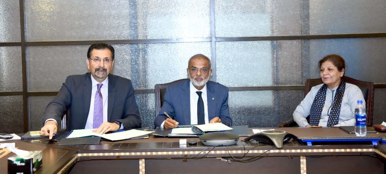 PSX and Meezan Bank signs MoU to offer Shariah-Compliant trading ...