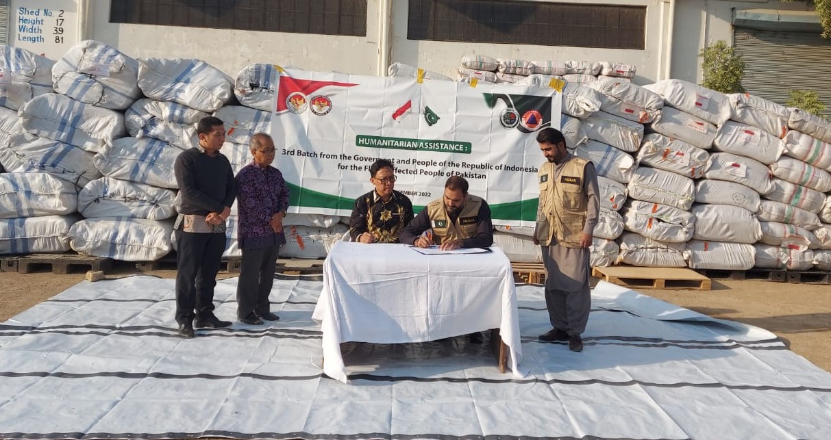 Indonesia sent Additional Logistics for Flood Relief in Pakistan - Biz ...